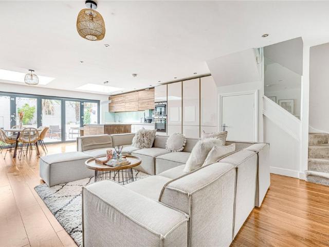 Sycamore Mews, London SW4 5 bed mews to rent £7,000 pcm £1,615 pw
