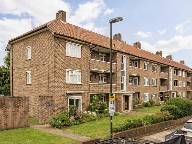 Sycamore Road, London SW19 2 bed flat to rent £2,195 pcm £507 pw