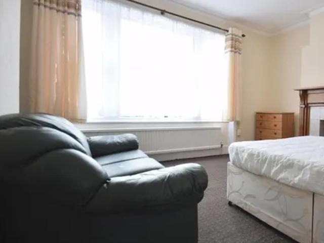 Sydenham High Street, Master Cutters, 84 Sydenham Road, London, SE26 5JX, United Kingdom | Room for rent #134706625 | Rentberry