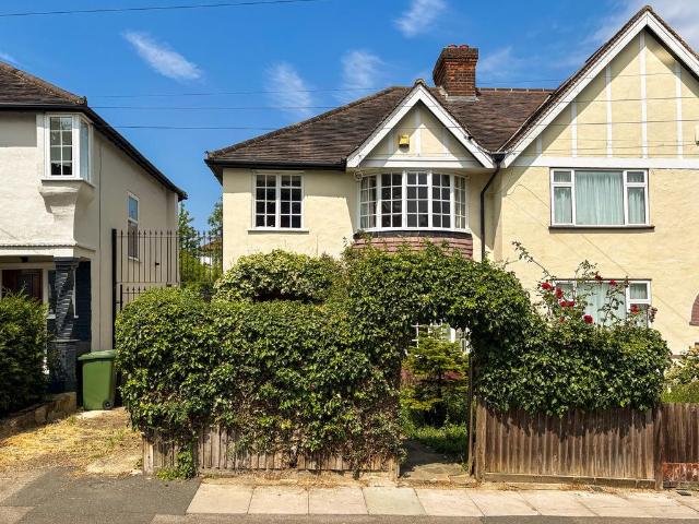 Sydenham Park Road, Sydenham, SE26 3 bed semi detached house to rent £2,400 pcm £554 pw