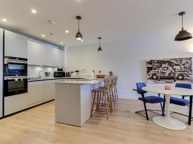 Sydenham Road, Guildford GU1 2 bed apartment to rent £2,750 pcm £635 pw