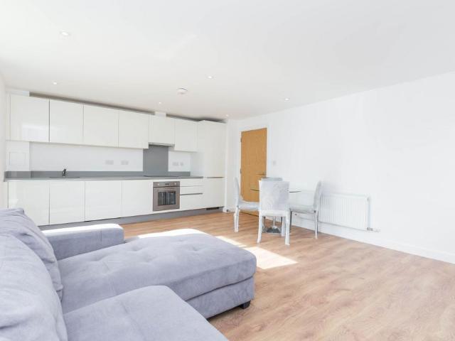 Sydney Road, Tower Point, EN2 3 bed flat to rent £2,500 pcm £577 pw