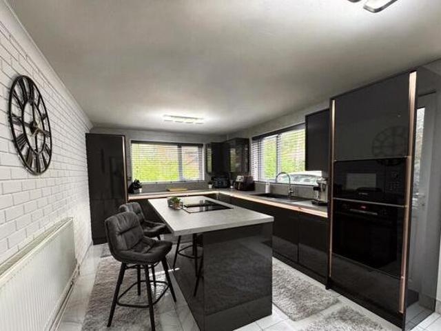 Sylvan Close, Twemlows Avenue, 3 Bedroom Detached