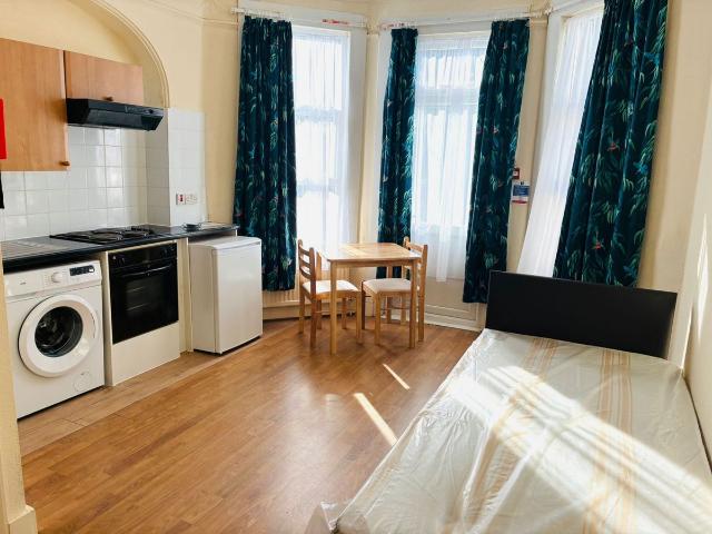Sylvan Avenue N22, Studio to rent, £1,050 pcm | PrimeLocation